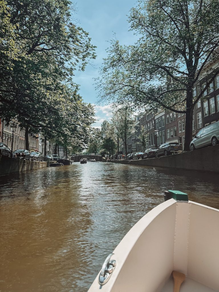 Zelf varen over de Amsterdamse grachten met elektrische sloep
